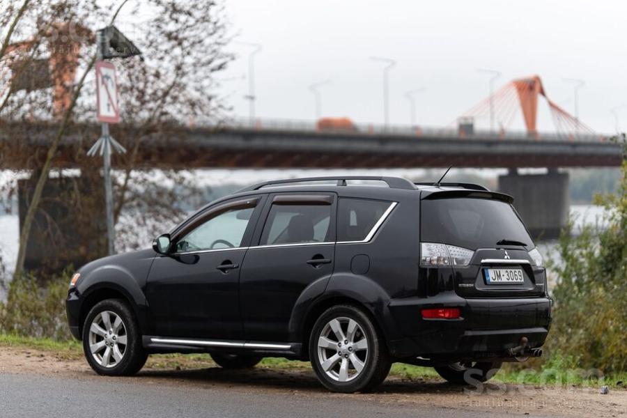 Black Mitsubishi Outlander 2012 in Riga, with an engine capacity of 2.20 L and mileage of 356 thousand km for 4250 €, photo 4 on AUTOMOTO.COM.LV