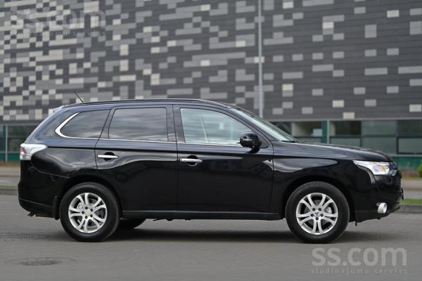 Black Mitsubishi Outlander 2012 in Jelgava, with an engine capacity of 2.30 L and mileage of 213 thousand km for 6800 €, photo 3 on AUTOMOTO.COM.LV