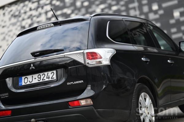 Black Mitsubishi Outlander 2012 in Jelgava, with an engine capacity of 2.30 L and mileage of 213 thousand km for 6800 €, photo 4 on AUTOMOTO.COM.LV