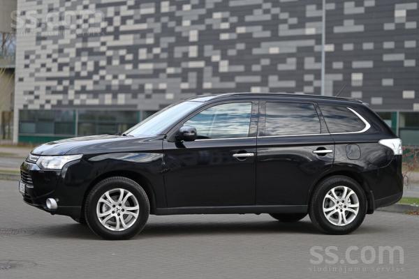 Black Mitsubishi Outlander 2012 in Jelgava, with an engine capacity of 2.30 L and mileage of 213 thousand km for 6800 €, photo 5 on AUTOMOTO.COM.LV