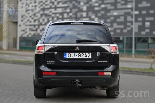Black Mitsubishi Outlander 2012 in Jelgava, with an engine capacity of 2.30 L and mileage of 213 thousand km for 6800 €, photo 8 on AUTOMOTO.COM.LV