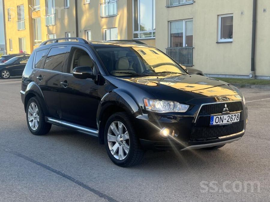 Black Mitsubishi Outlander 2012 in Riga, with an engine capacity of 2.20 L and mileage of 300 thousand km for 4350 €, photo 3 on AUTOMOTO.COM.LV
