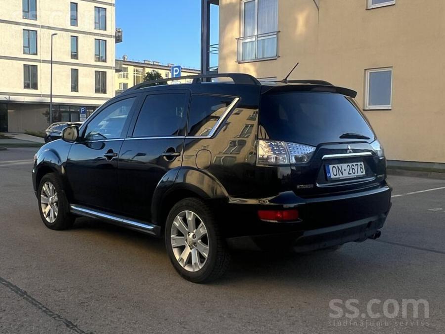 Black Mitsubishi Outlander 2012 in Riga, with an engine capacity of 2.20 L and mileage of 300 thousand km for 4350 €, photo 5 on AUTOMOTO.COM.LV
