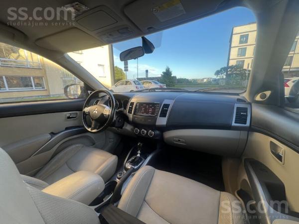 Black Mitsubishi Outlander 2012 in Riga, with an engine capacity of 2.20 L and mileage of 300 thousand km for 4350 €, photo 6 on AUTOMOTO.COM.LV