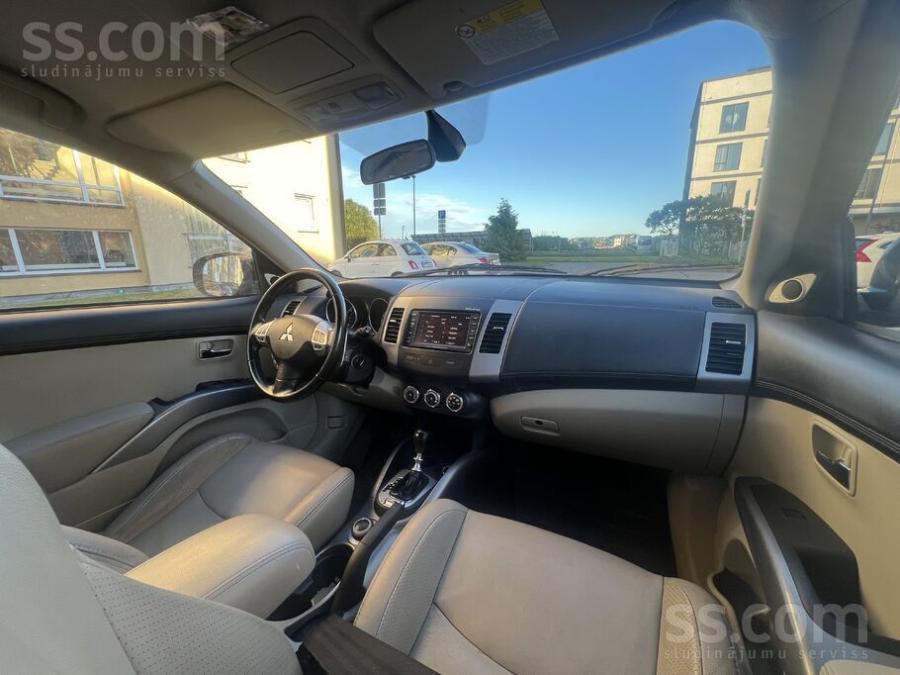 Black Mitsubishi Outlander 2012 in Riga, with an engine capacity of 2.20 L and mileage of 300 thousand km for 4350 €, photo 7 on AUTOMOTO.COM.LV