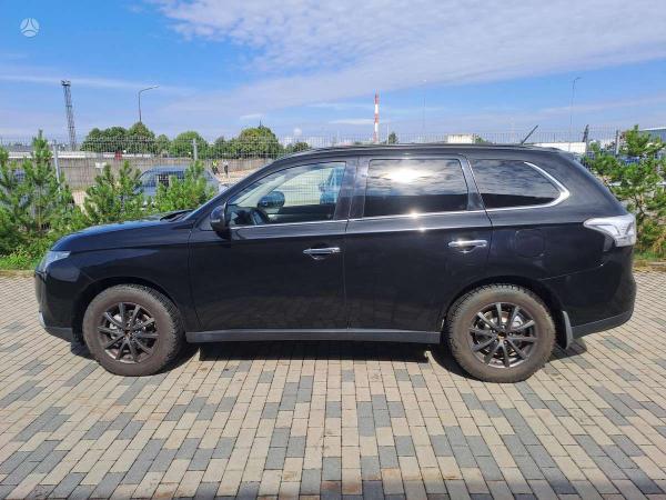 Black Mitsubishi Outlander 2012 in Siauliai, with an engine capacity of 2.30 L and mileage of 213 thousand km for 6300 €, photo 8 on AUTOMOTO.COM.LV