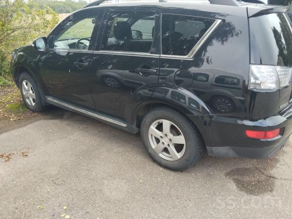Black Mitsubishi Outlander 2012 in Tukums, with an engine capacity of 2.40 L and mileage of 303 thousand km for 3700 €, photo 1 on AUTOMOTO.COM.LV