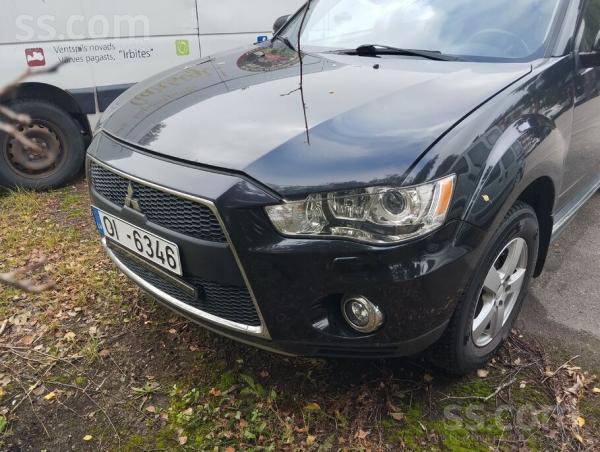 Black Mitsubishi Outlander 2012 in Tukums, with an engine capacity of 2.40 L and mileage of 303 thousand km for 3700 €, photo 3 on AUTOMOTO.COM.LV