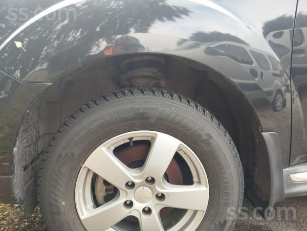 Black Mitsubishi Outlander 2012 in Tukums, with an engine capacity of 2.40 L and mileage of 303 thousand km for 3700 €, photo 4 on AUTOMOTO.COM.LV
