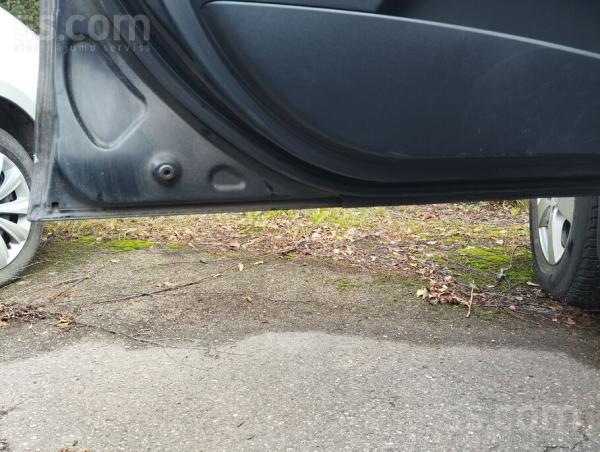 Black Mitsubishi Outlander 2012 in Tukums, with an engine capacity of 2.40 L and mileage of 303 thousand km for 3700 €, photo 6 on AUTOMOTO.COM.LV