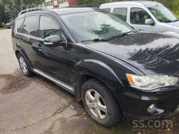 Black Mitsubishi Outlander 2012 in Tukums, with an engine capacity of 2.40 L and mileage of 303 thousand km for 3700 €, photo 7 on AUTOMOTO.COM.LV
