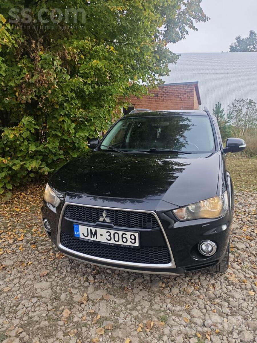 Black Mitsubishi Outlander 2012 in Riga, with an engine capacity of 2.20 L and mileage of 0 thousand km for 4550 €, photo 1 on AUTOMOTO.COM.LV