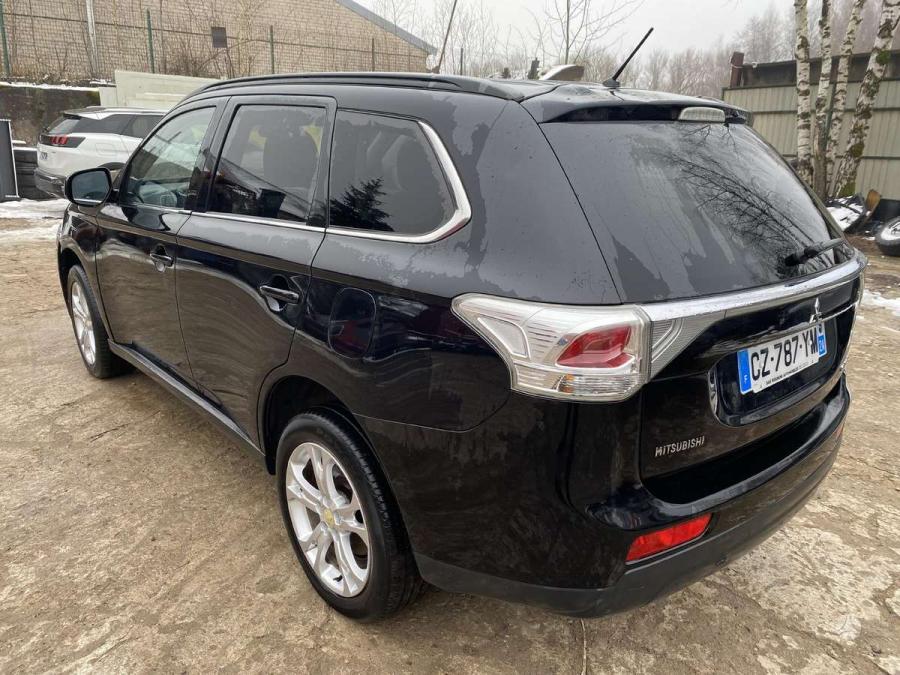 Melns Mitsubishi Outlander 2013 Tauragė, ar dzinēja tilpumu 2.27 L un nobraukumu 170 tūkst. km par 3300 €, foto 4 vietnē AUTOMOTO.COM.LV