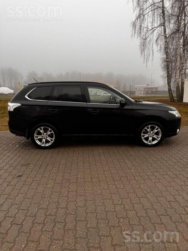 Melns Mitsubishi Outlander 2013 Aizkraukle, ar dzinēja tilpumu 2.00 L un nobraukumu 370 tūkst. km par 7500 €, foto 3 vietnē AUTOMOTO.COM.LV