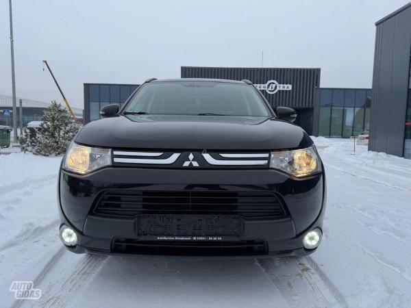 Black Mitsubishi Outlander 2013 in Siauliai, with an engine capacity of 2.30 L and mileage of 215 thousand km for 7350 €, photo 3 on AUTOMOTO.COM.LV