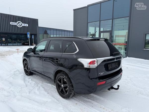Black Mitsubishi Outlander 2013 in Siauliai, with an engine capacity of 2.30 L and mileage of 215 thousand km for 7350 €, photo 5 on AUTOMOTO.COM.LV
