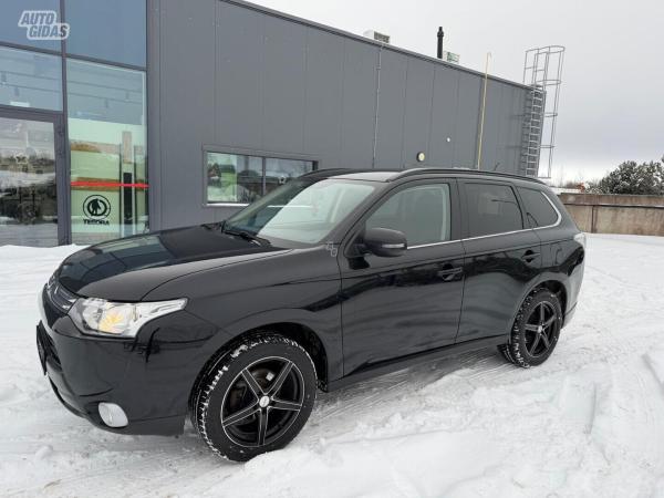 Black Mitsubishi Outlander 2013 in Siauliai, with an engine capacity of 2.30 L and mileage of 215 thousand km for 7350 €, photo 7 on AUTOMOTO.COM.LV