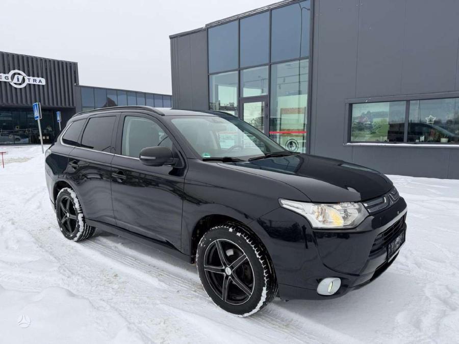 Black Mitsubishi Outlander 2013 in Siauliai, with an engine capacity of 2.30 L and mileage of 215 thousand km for 7350 €, photo 2 on AUTOMOTO.COM.LV