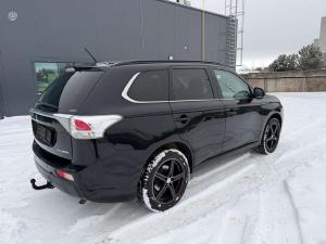 Black Mitsubishi Outlander 2013 in Siauliai, with an engine capacity of 2.30 L and mileage of 215 thousand km for 7350 €, photo 4 on AUTOMOTO.COM.LV