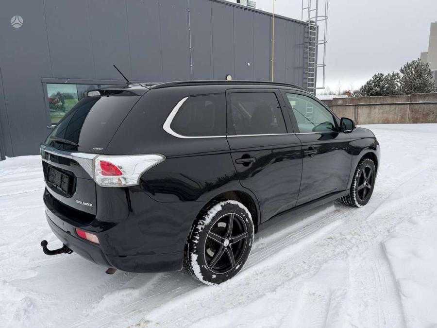 Black Mitsubishi Outlander 2013 in Siauliai, with an engine capacity of 2.30 L and mileage of 215 thousand km for 7350 €, photo 4 on AUTOMOTO.COM.LV