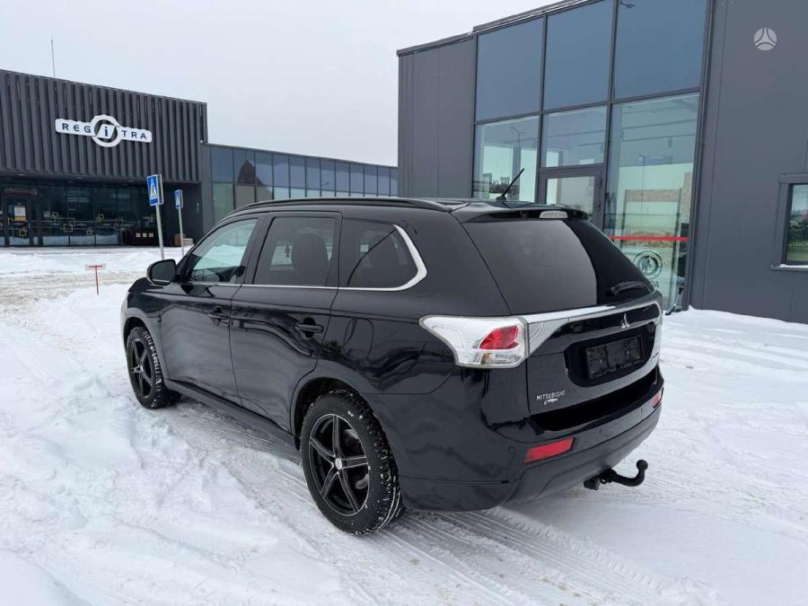 Black Mitsubishi Outlander 2013 in Siauliai, with an engine capacity of 2.30 L and mileage of 215 thousand km for 7350 €, photo 5 on AUTOMOTO.COM.LV