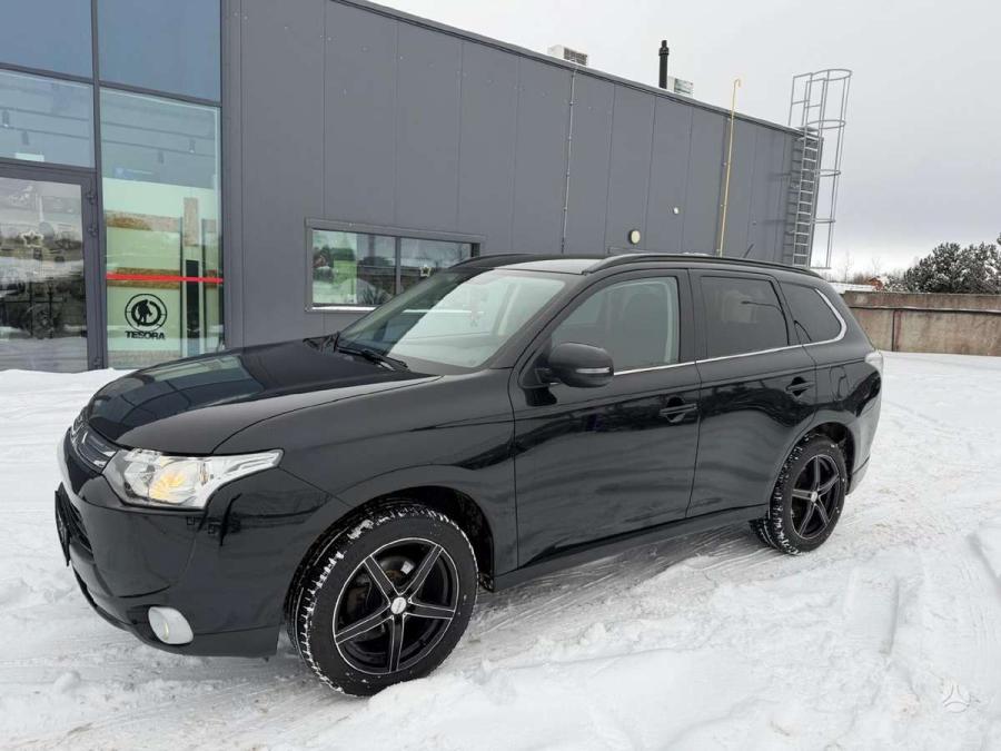 Black Mitsubishi Outlander 2013 in Siauliai, with an engine capacity of 2.30 L and mileage of 215 thousand km for 7350 €, photo 7 on AUTOMOTO.COM.LV