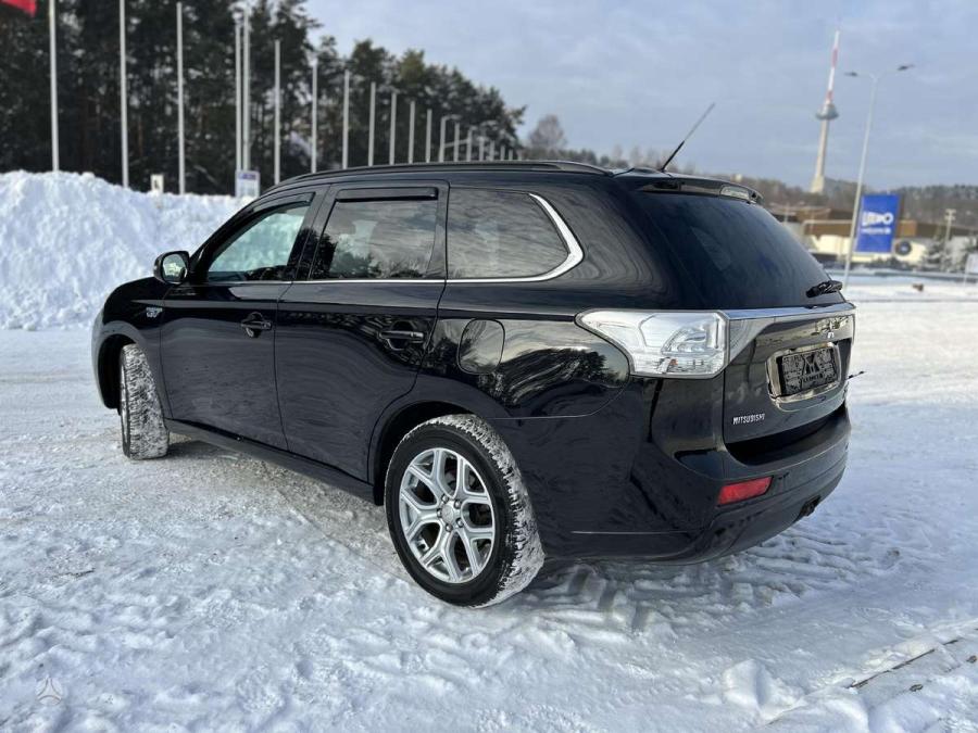 Melns Mitsubishi Outlander 2013 Viļņa, ar dzinēja tilpumu 2.00 L un nobraukumu 282 tūkst. km par 7200 €, foto 3 vietnē AUTOMOTO.COM.LV