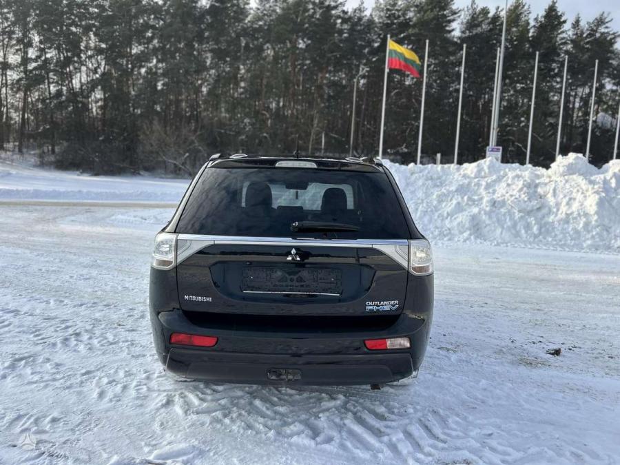 Melns Mitsubishi Outlander 2013 Viļņa, ar dzinēja tilpumu 2.00 L un nobraukumu 282 tūkst. km par 7200 €, foto 4 vietnē AUTOMOTO.COM.LV