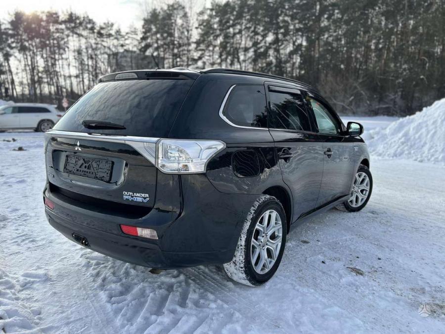 Melns Mitsubishi Outlander 2013 Viļņa, ar dzinēja tilpumu 2.00 L un nobraukumu 282 tūkst. km par 7200 €, foto 5 vietnē AUTOMOTO.COM.LV