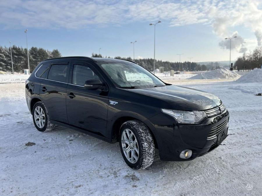 Melns Mitsubishi Outlander 2013 Viļņa, ar dzinēja tilpumu 2.00 L un nobraukumu 282 tūkst. km par 7200 €, foto 7 vietnē AUTOMOTO.COM.LV