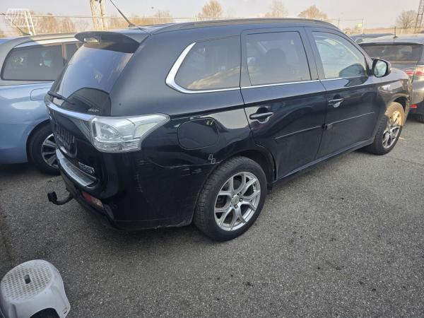 Black Mitsubishi Outlander 2013 in Marijampole, with an engine capacity of 2.00 L and mileage of 158 thousand km for 3650 €, photo 3 on AUTOMOTO.COM.LV