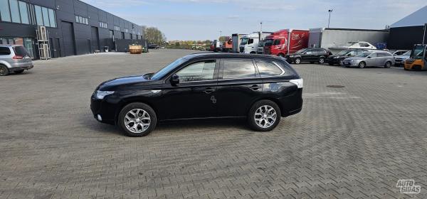 Black Mitsubishi Outlander 2013 in Kaunas, with an engine capacity of 2.00 L and mileage of 300 thousand km for 6850 €, photo 1 on AUTOMOTO.COM.LV