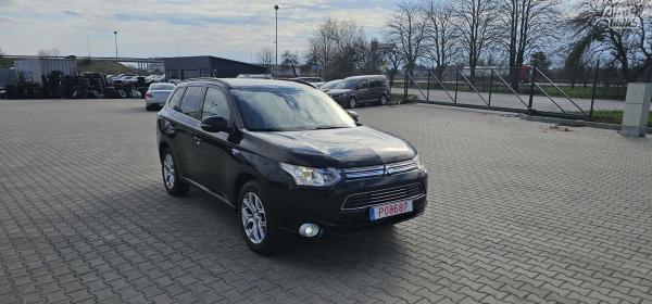 Black Mitsubishi Outlander 2013 in Kaunas, with an engine capacity of 2.00 L and mileage of 300 thousand km for 6850 €, photo 5 on AUTOMOTO.COM.LV