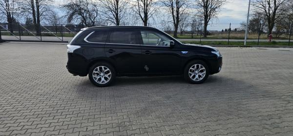 Black Mitsubishi Outlander 2013 in Kaunas, with an engine capacity of 2.00 L and mileage of 300 thousand km for 6850 €, photo 9 on AUTOMOTO.COM.LV