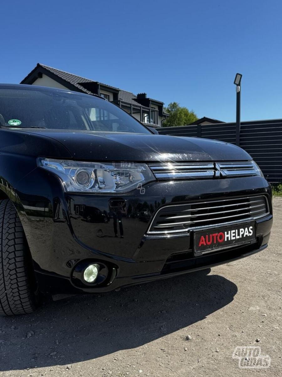 Black Mitsubishi Outlander 2013 in Klaipeda, with an engine capacity of 2.00 L and mileage of 294 thousand km for 6499 €, photo 3 on AUTOMOTO.COM.LV