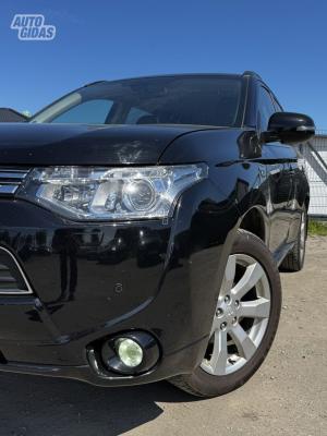 Black Mitsubishi Outlander 2013 in Klaipeda, with an engine capacity of 2.00 L and mileage of 294 thousand km for 6499 €, photo 4 on AUTOMOTO.COM.LV