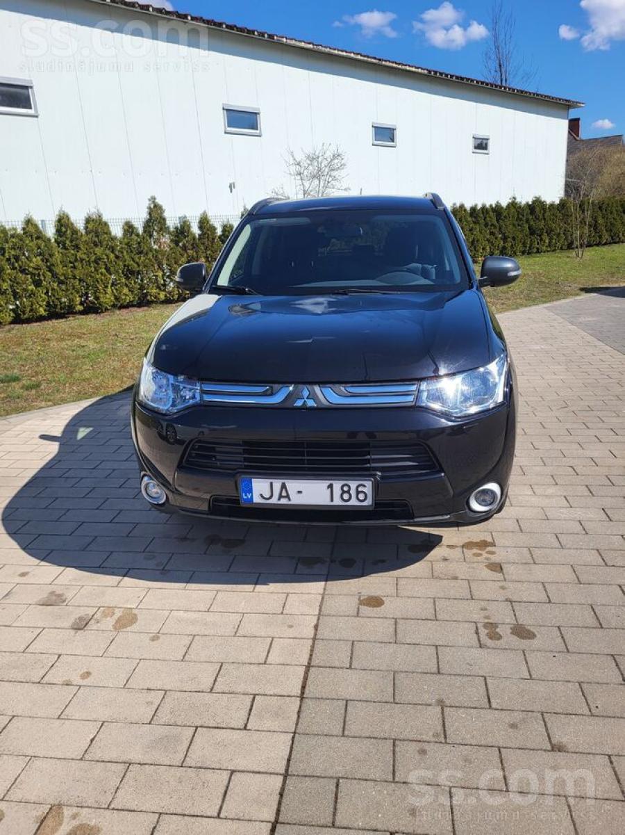 Melns Mitsubishi Outlander 2013 Rīga, ar dzinēja tilpumu 2.00 L un nobraukumu 97 tūkst. km par 9000 €, foto 1 vietnē AUTOMOTO.COM.LV