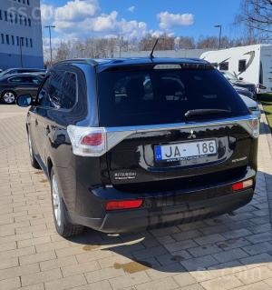 Melns Mitsubishi Outlander 2013 Rīga, ar dzinēja tilpumu 2.00 L un nobraukumu 97 tūkst. km par 9000 €, foto 4 vietnē AUTOMOTO.COM.LV
