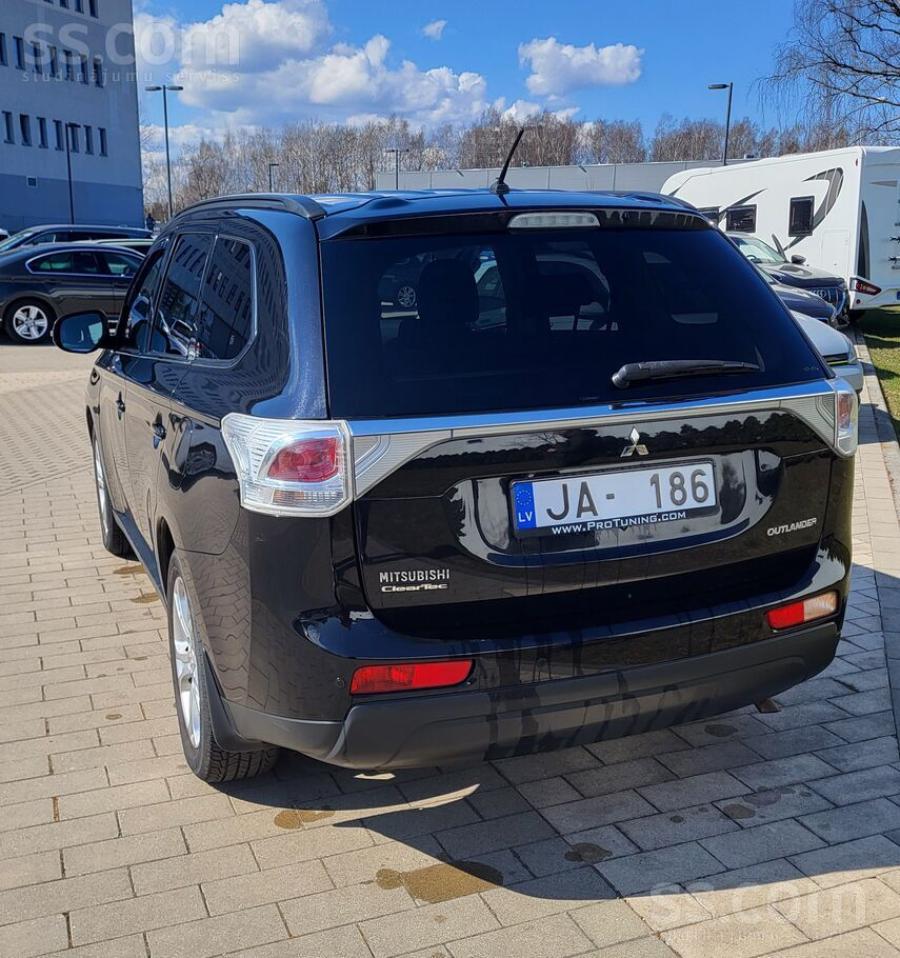 Melns Mitsubishi Outlander 2013 Rīga, ar dzinēja tilpumu 2.00 L un nobraukumu 97 tūkst. km par 9000 €, foto 4 vietnē AUTOMOTO.COM.LV