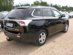 Black Mitsubishi Outlander 2013 in Riga, with an engine capacity of 2.00 L and mileage of 258 thousand km for 7500 €, photo 4 on AUTOMOTO.COM.LV