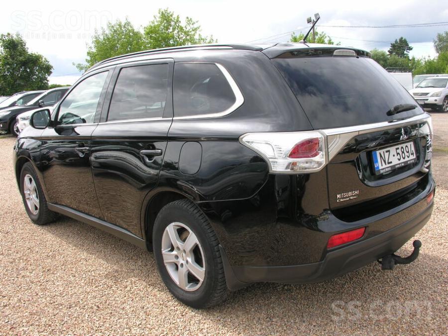 Black Mitsubishi Outlander 2013 in Riga, with an engine capacity of 2.00 L and mileage of 258 thousand km for 7500 €, photo 5 on AUTOMOTO.COM.LV
