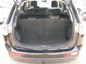 Black Mitsubishi Outlander 2013 in Riga, with an engine capacity of 2.00 L and mileage of 258 thousand km for 7500 €, photo 6 on AUTOMOTO.COM.LV