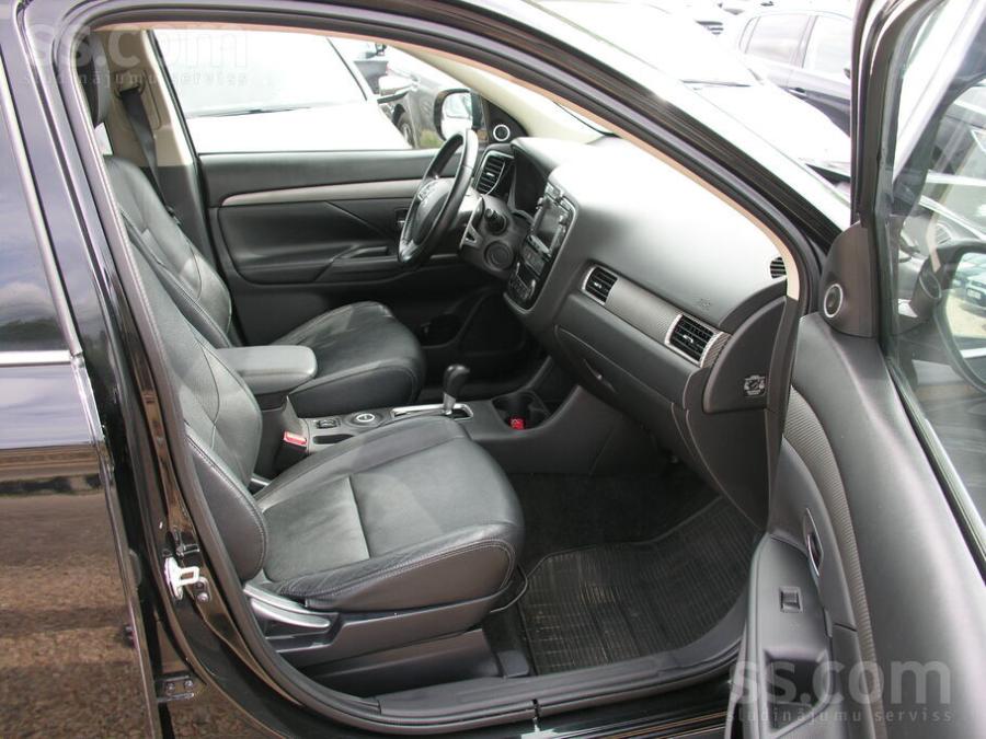 Black Mitsubishi Outlander 2013 in Riga, with an engine capacity of 2.00 L and mileage of 258 thousand km for 7500 €, photo 8 on AUTOMOTO.COM.LV