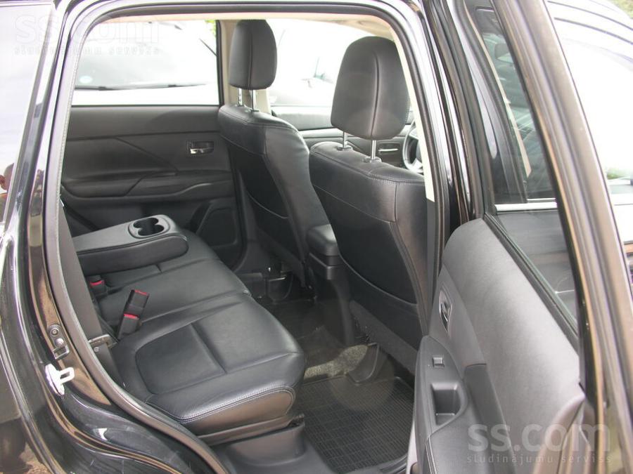 Black Mitsubishi Outlander 2013 in Riga, with an engine capacity of 2.00 L and mileage of 258 thousand km for 7500 €, photo 9 on AUTOMOTO.COM.LV