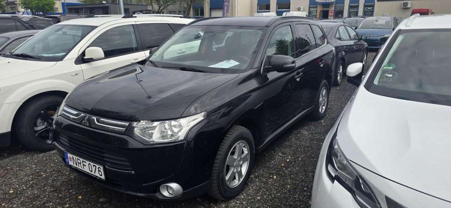 Black Mitsubishi Outlander 2013 in Siauliai, with an engine capacity of 2.27 L and mileage of 270 thousand km for 5900 €, photo 3 on AUTOMOTO.COM.LV