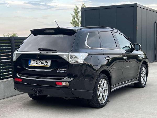 Black Mitsubishi Outlander 2013 in Vilnius, with an engine capacity of 2.00 L and mileage of 300 thousand km for 6200 €, photo 4 on AUTOMOTO.COM.LV
