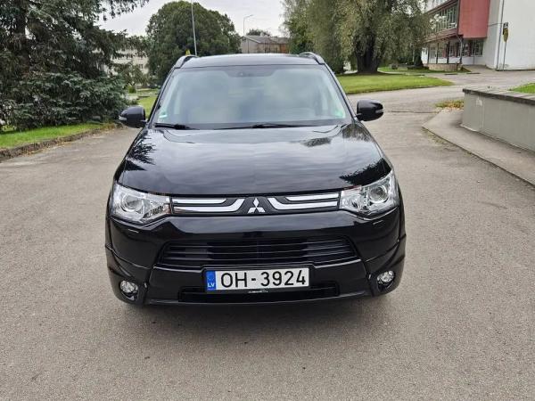 Black Mitsubishi Outlander 2013 in Jekabpils, with an engine capacity of 2.20 L and mileage of 187 thousand km for 9490 €, photo 3 on AUTOMOTO.COM.LV