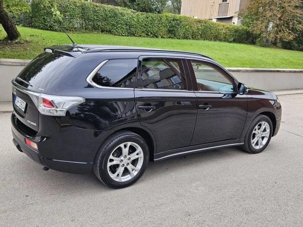 Black Mitsubishi Outlander 2013 in Jekabpils, with an engine capacity of 2.20 L and mileage of 187 thousand km for 9490 €, photo 5 on AUTOMOTO.COM.LV