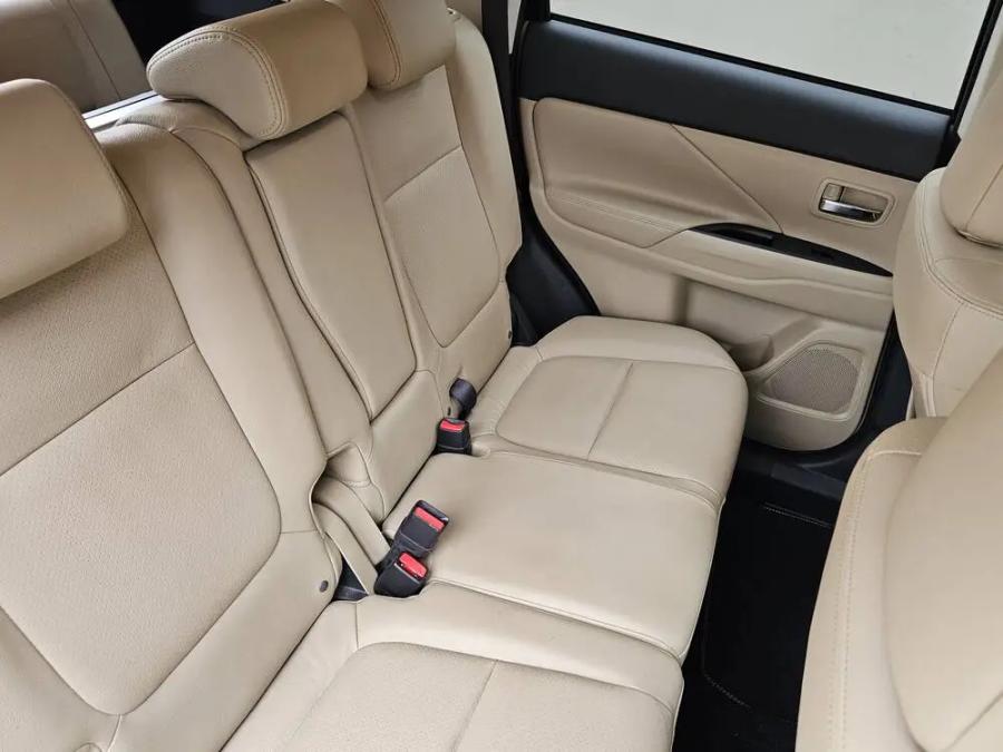 Melns Mitsubishi Outlander 2013 Jēkabpils, ar dzinēja tilpumu 2.20 L un nobraukumu 187 tūkst. km par 9490 €, foto 20 vietnē AUTOMOTO.COM.LV
