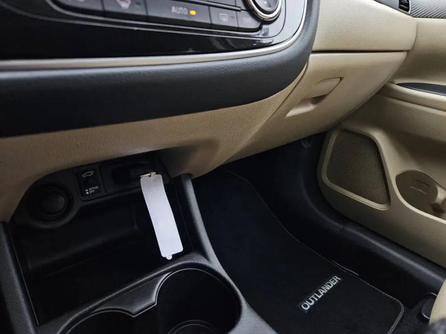 Melns Mitsubishi Outlander 2013 Jēkabpils, ar dzinēja tilpumu 2.20 L un nobraukumu 187 tūkst. km par 9490 €, foto 30 vietnē AUTOMOTO.COM.LV
